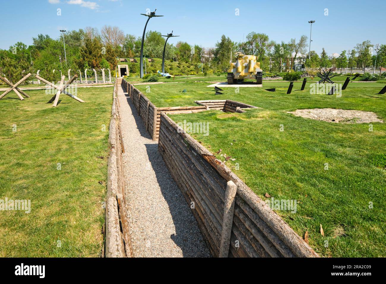 Avions de chasse à hélice, un réservoir et un réseau de tranchées dans ...