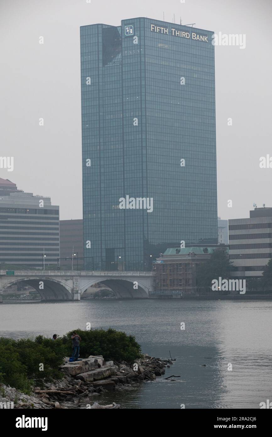 Le smog se rassemble autour du cinquième bâtiment de la troisième ...
