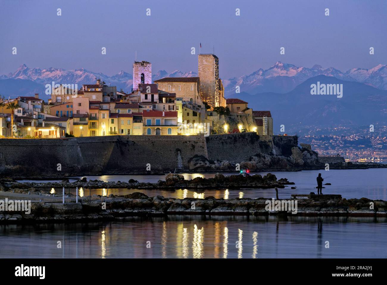 France, Alpes Maritimes, Antibes, la Vieille ville et ses remparts ...