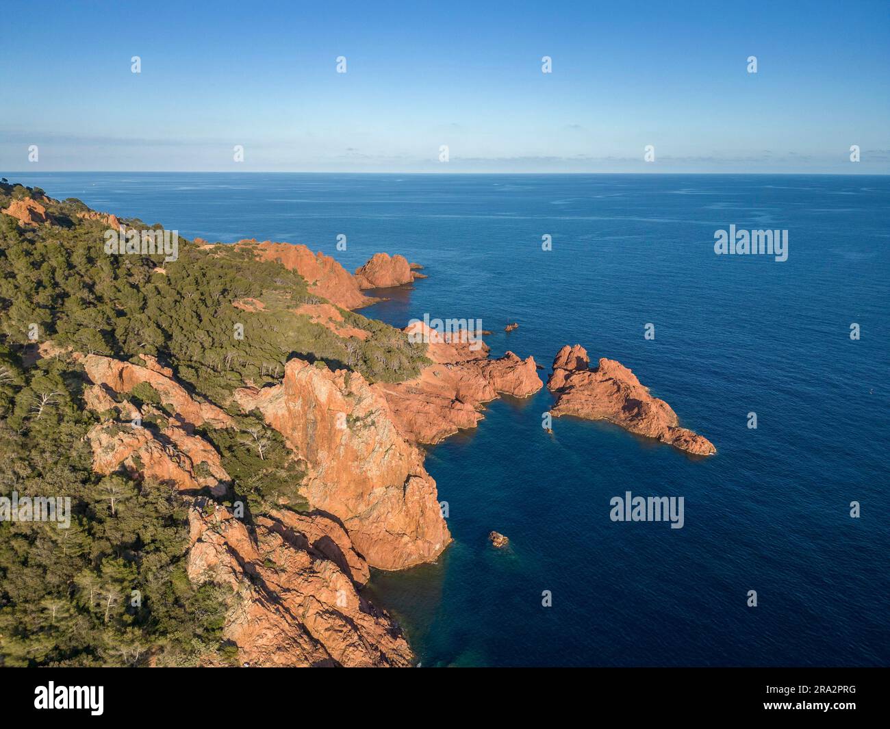 France, Var, Saint-Raphaël, les îlots et falaises de la pointe du Cap ...