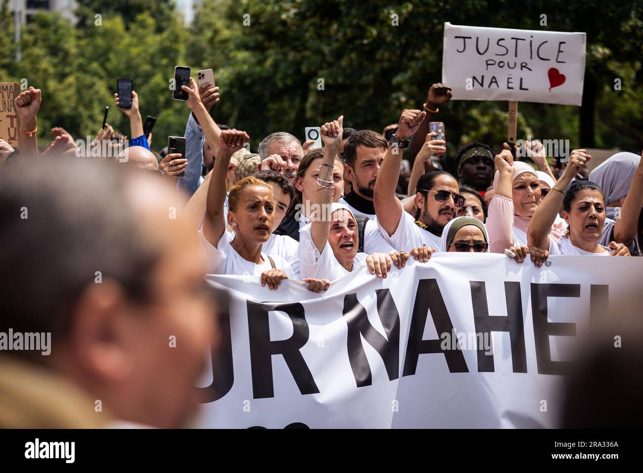 Paris, France, 29/06/2023, les manifestants font des gestes et scandent ...
