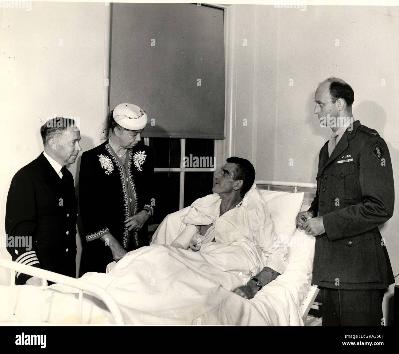 Eleanor Roosevelt visitant le lieutenant-colonel Evans F. Carlson à l ...
