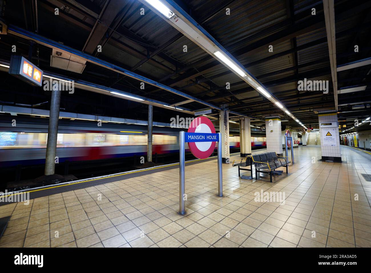Mansion House Underground signe sur le quai de la gare avec un train ...