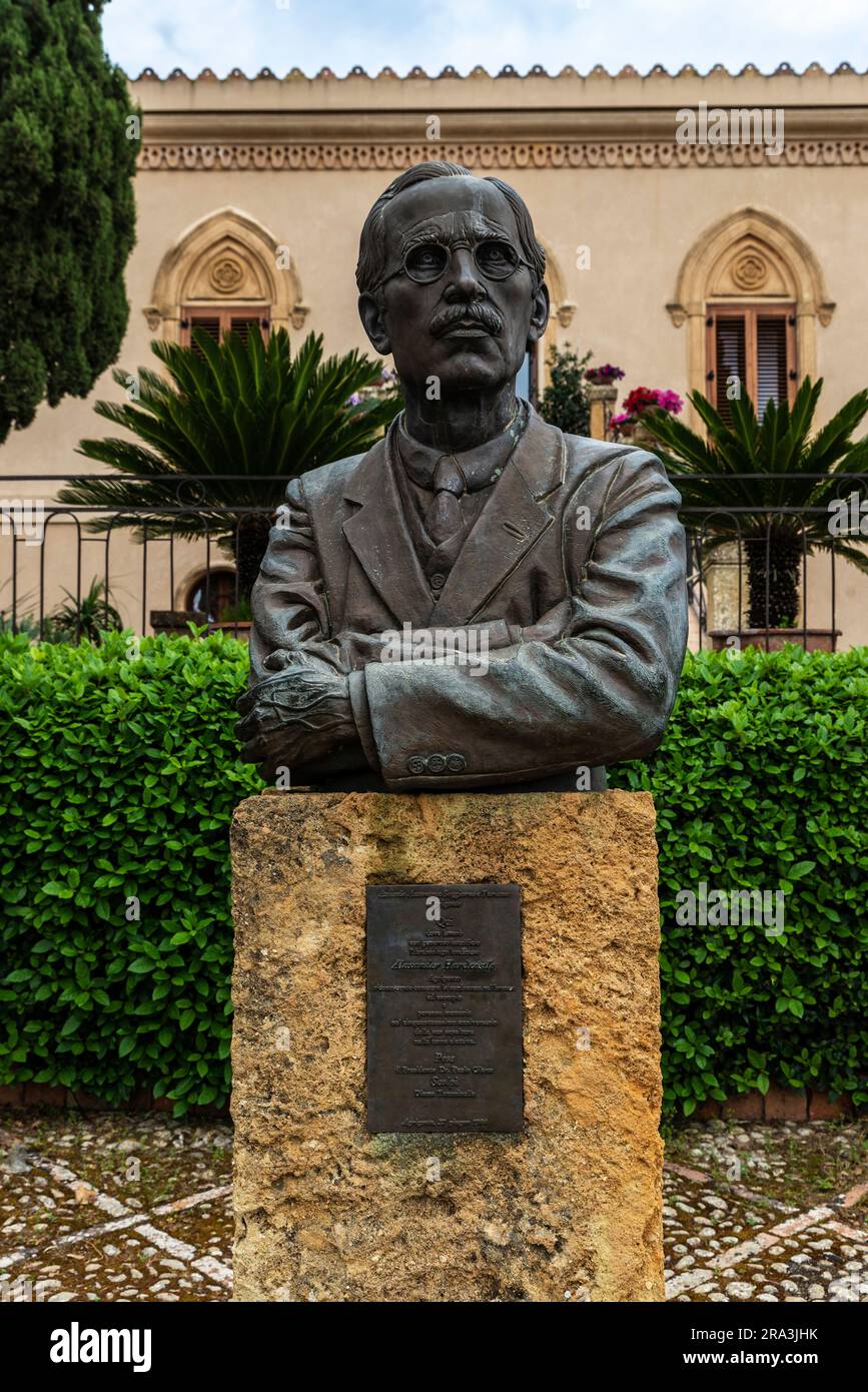 Statue de bronze du château fort Sir Alexander dans la Villa Aurea dans ...