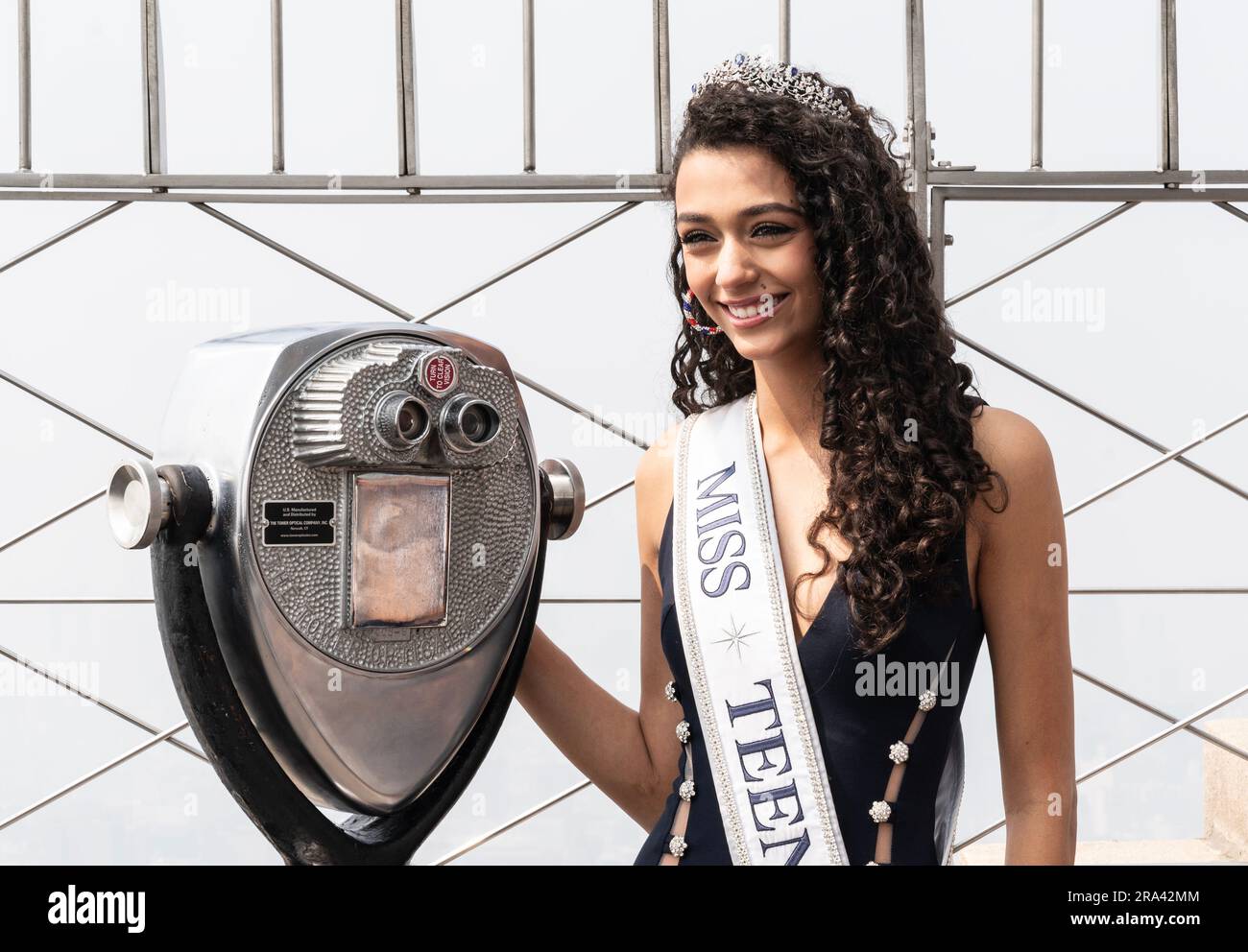 Miss Teen USA 2022 Faron Medhi participe à l'éclairage cérémonial de l'Empire State Building à ...