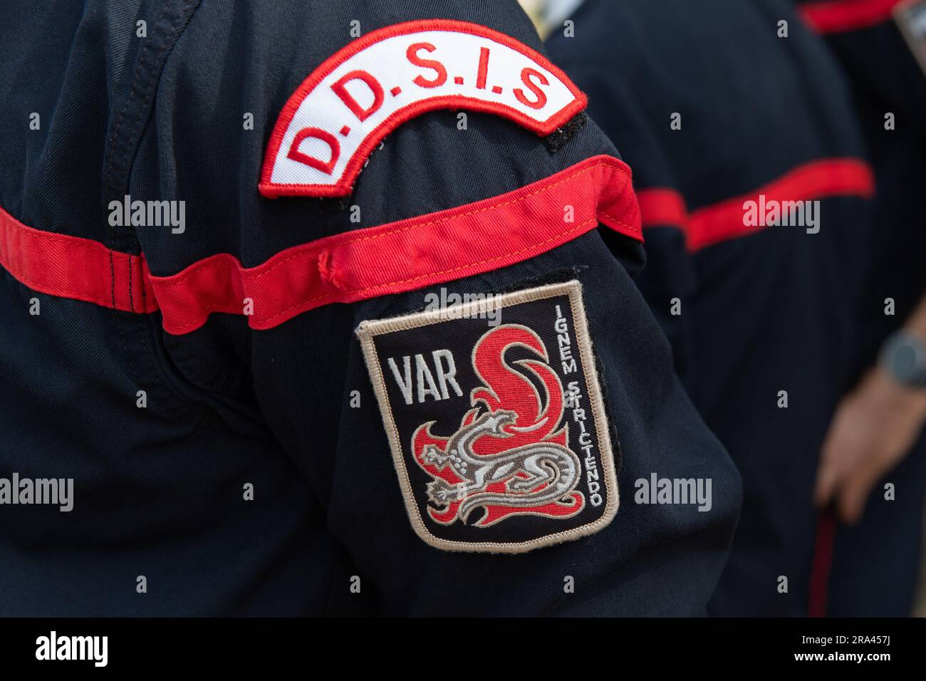 Le logo DSDIS sur l'uniforme d'un pompier. Le Service départemental d ...