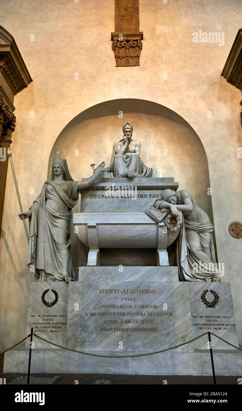 Basilica di santa croce with dante statue in florence Banque de ...