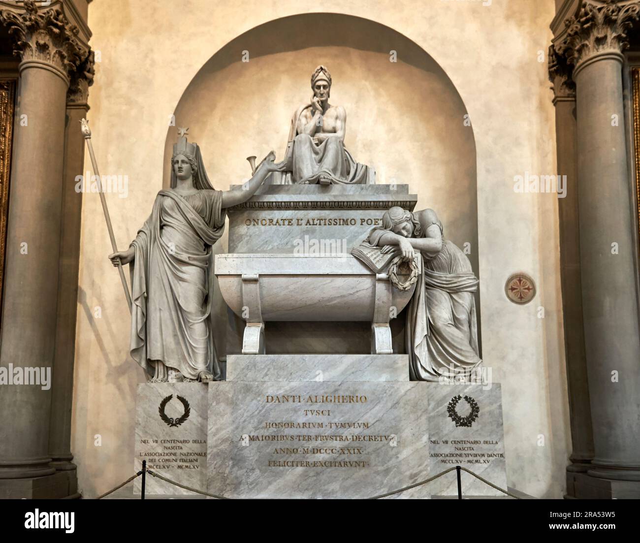 Basilica di santa croce with dante statue in florence Banque de ...