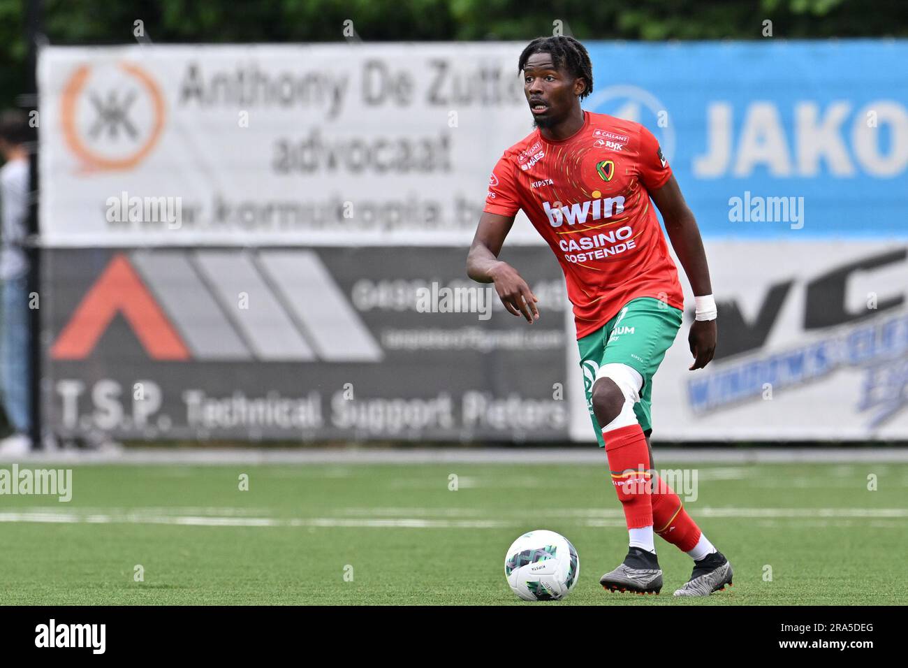 Thomas Basila (4) d'Oostende photographié lors d'un match d'avant ...