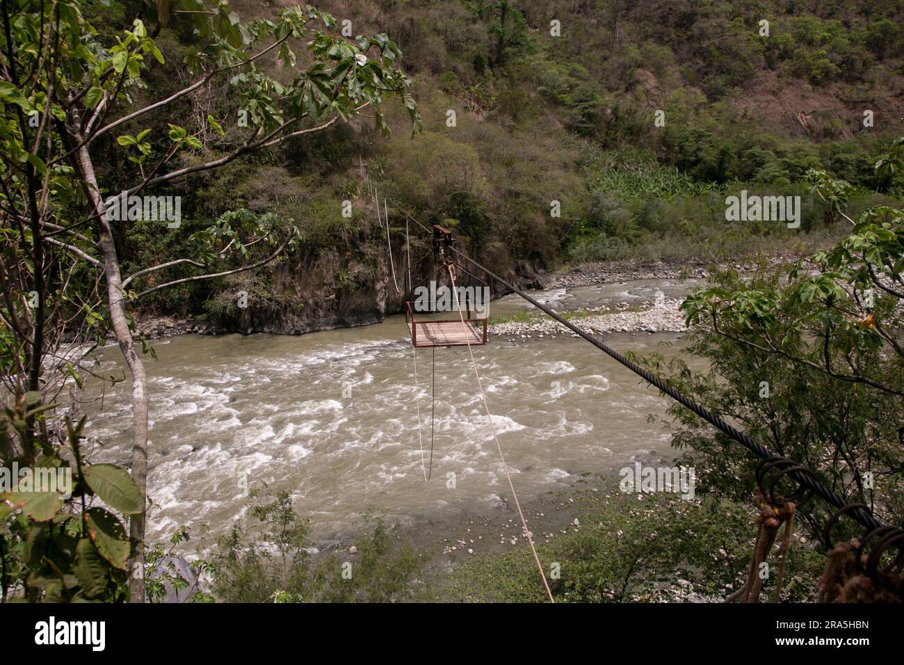 Oroya pour transporter du matériel ou des personnes dans une rivière ...
