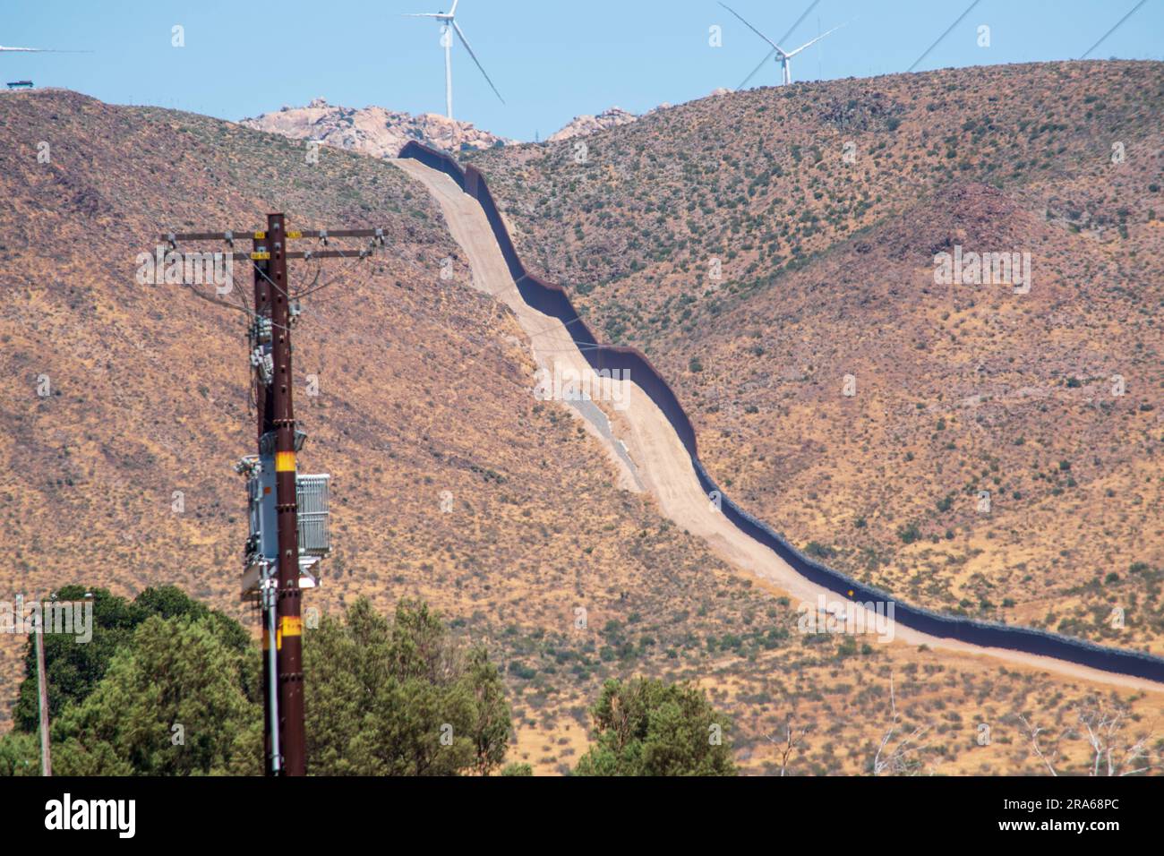 Le mur frontalier des États-Unis avec le Mexique traverse le paysage et ...