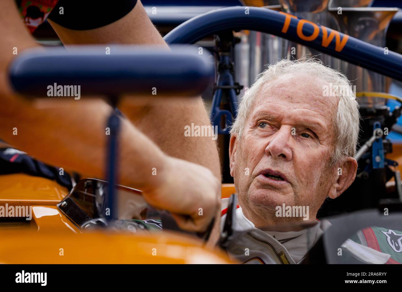 SPIELBERG - Helmut Marko (Red Bull Racing) devant un défilé de voitures ...