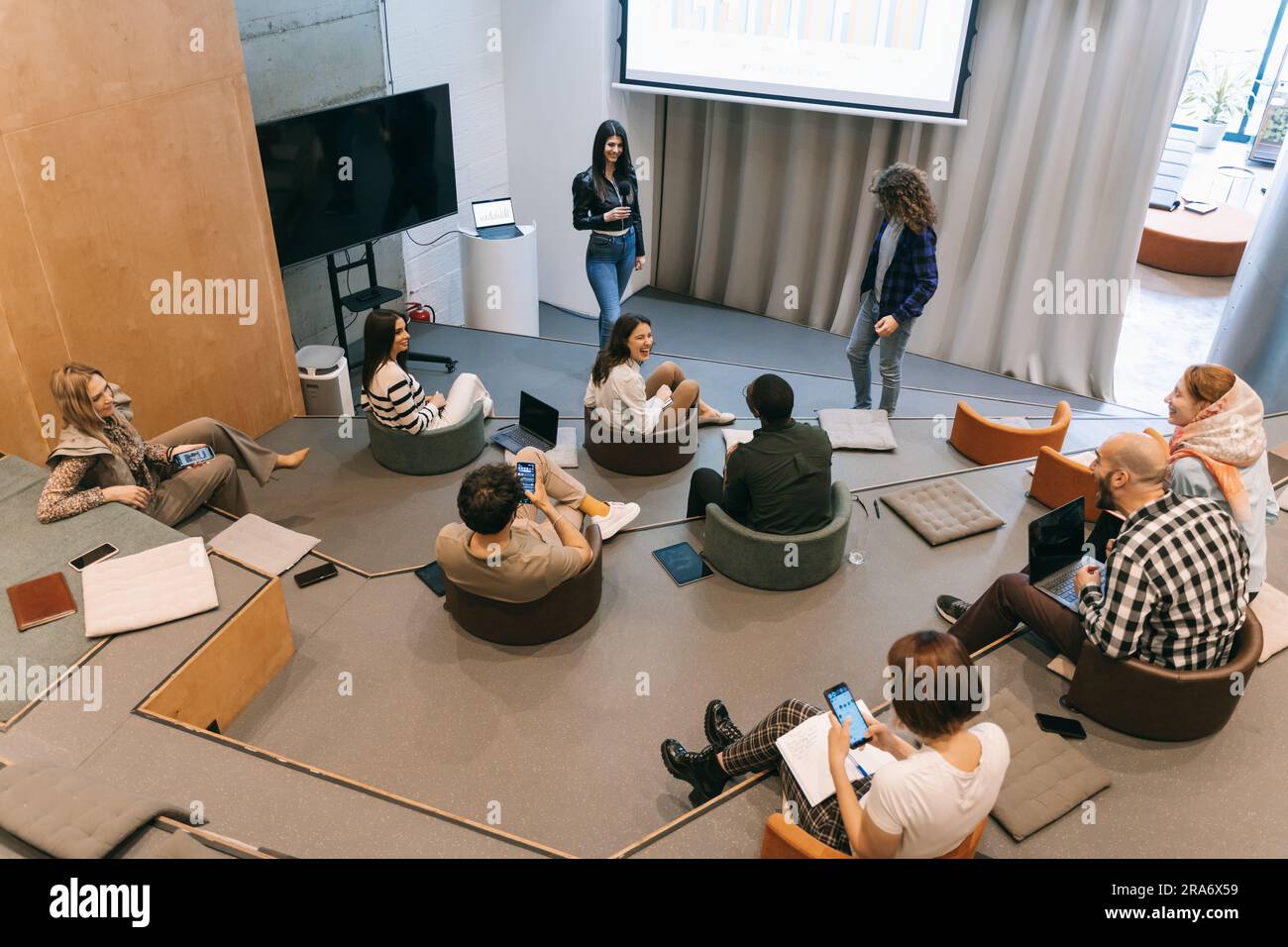 Groupe multiracial et multiculturel de personnes en voyage d'affaires ...