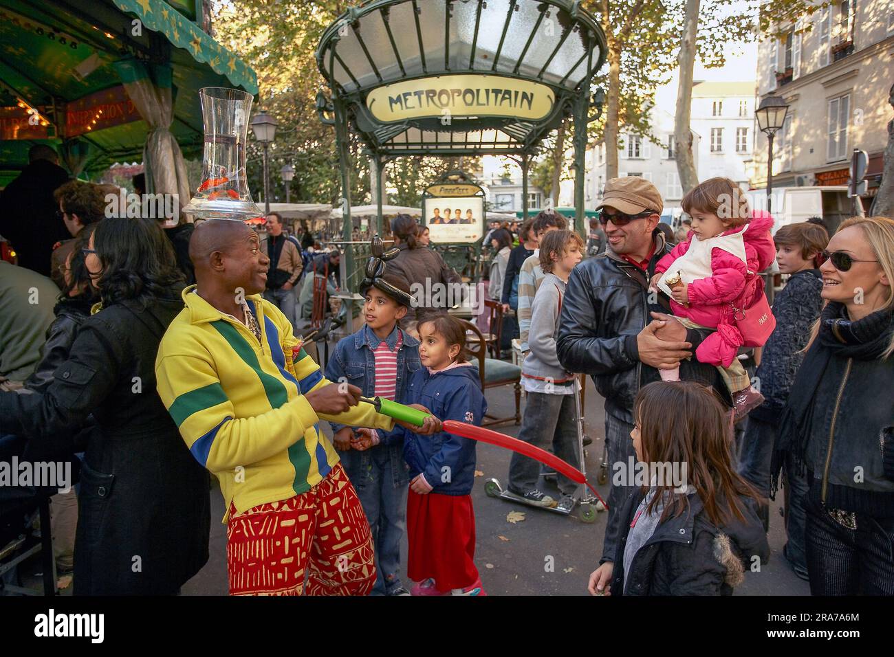 Artiste de rue et artiste de spectacle se présentant pour les touristes ...