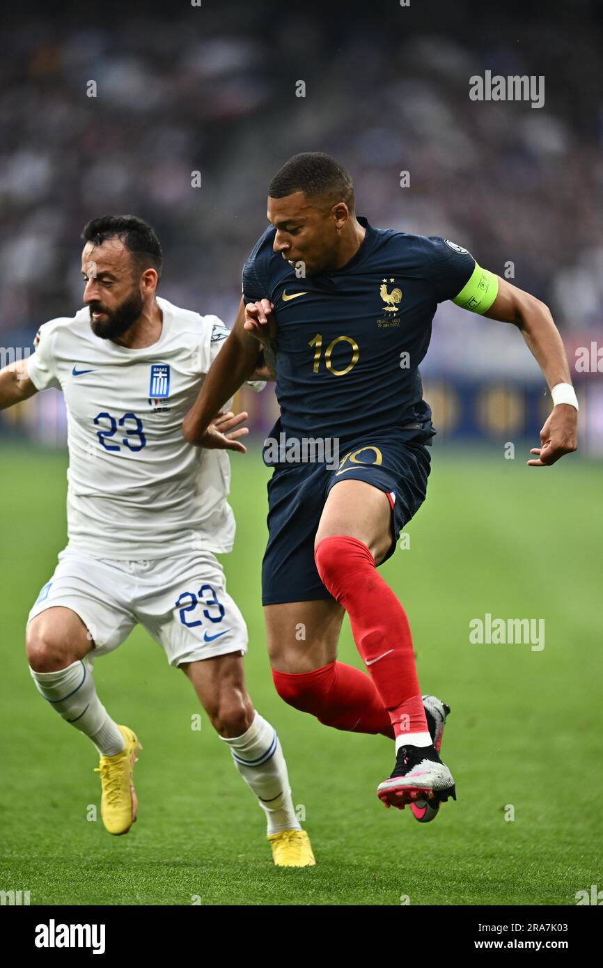 PARIS, FRANCE - JUIN 19 : Manolis Siopis de Grèce et Kylian Mbappe de ...