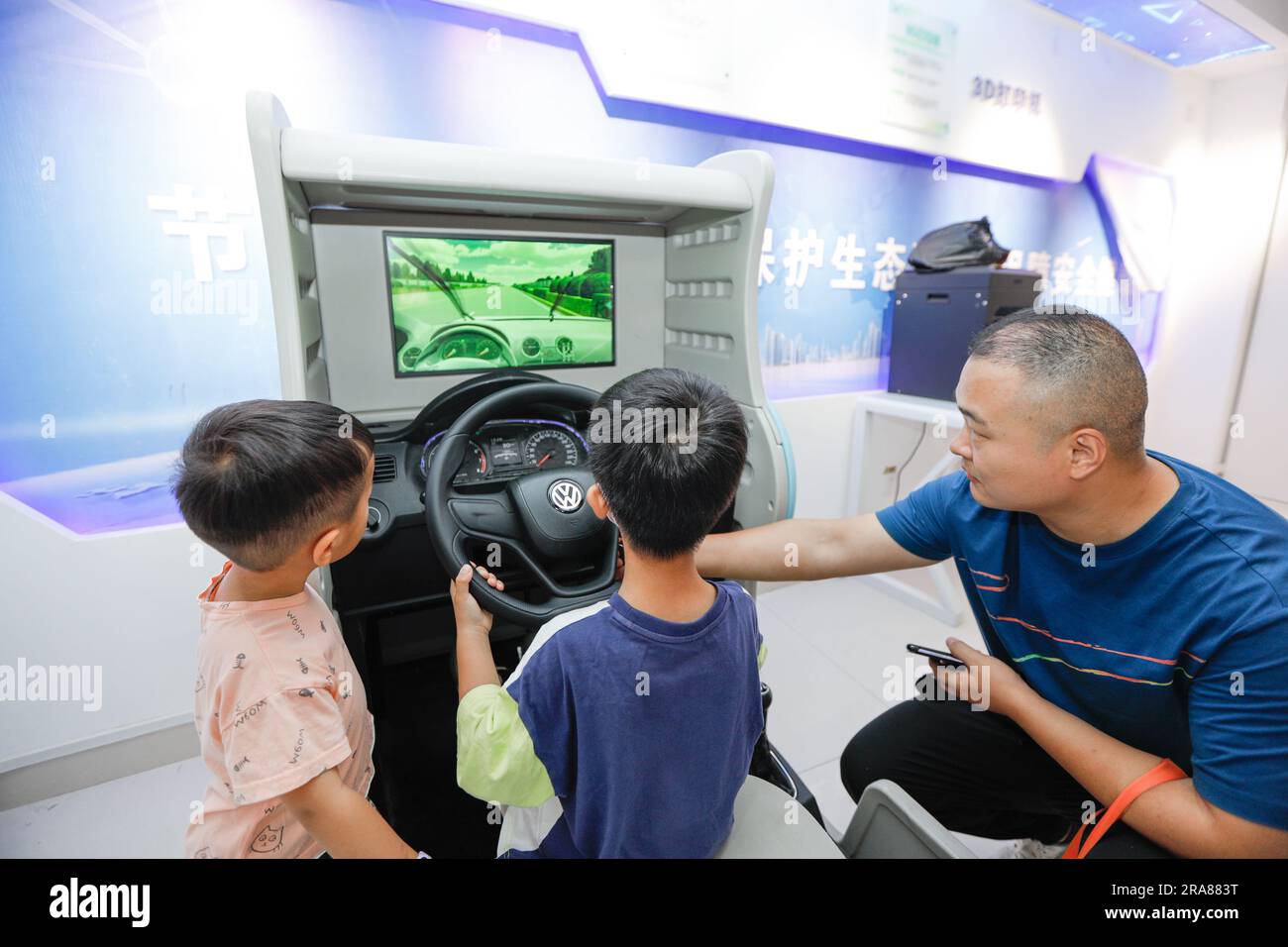JINAN, CHINE - le 1 JUILLET 2023 - Un enfant fait l'expérience d'une ...