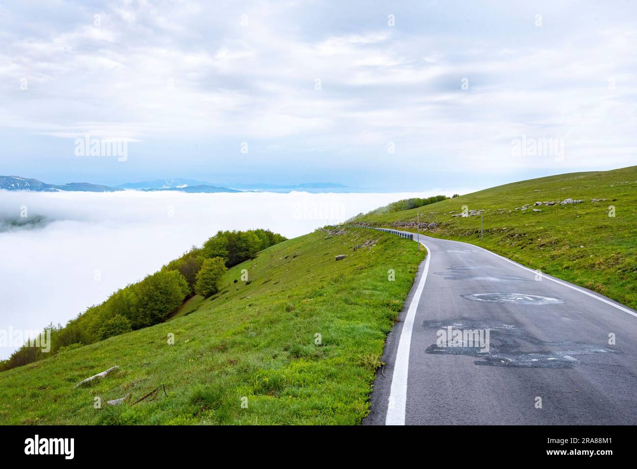 Montagnes des apennins en italie Banque de photographies et d’images à ...