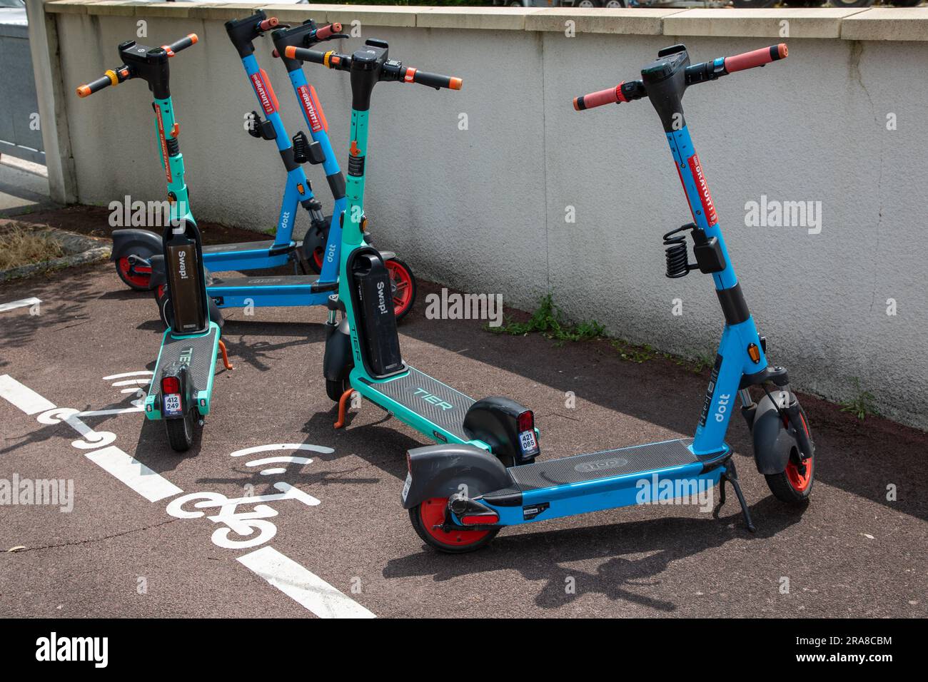 Dott electric scooter Banque de photographies et d’images à haute ...