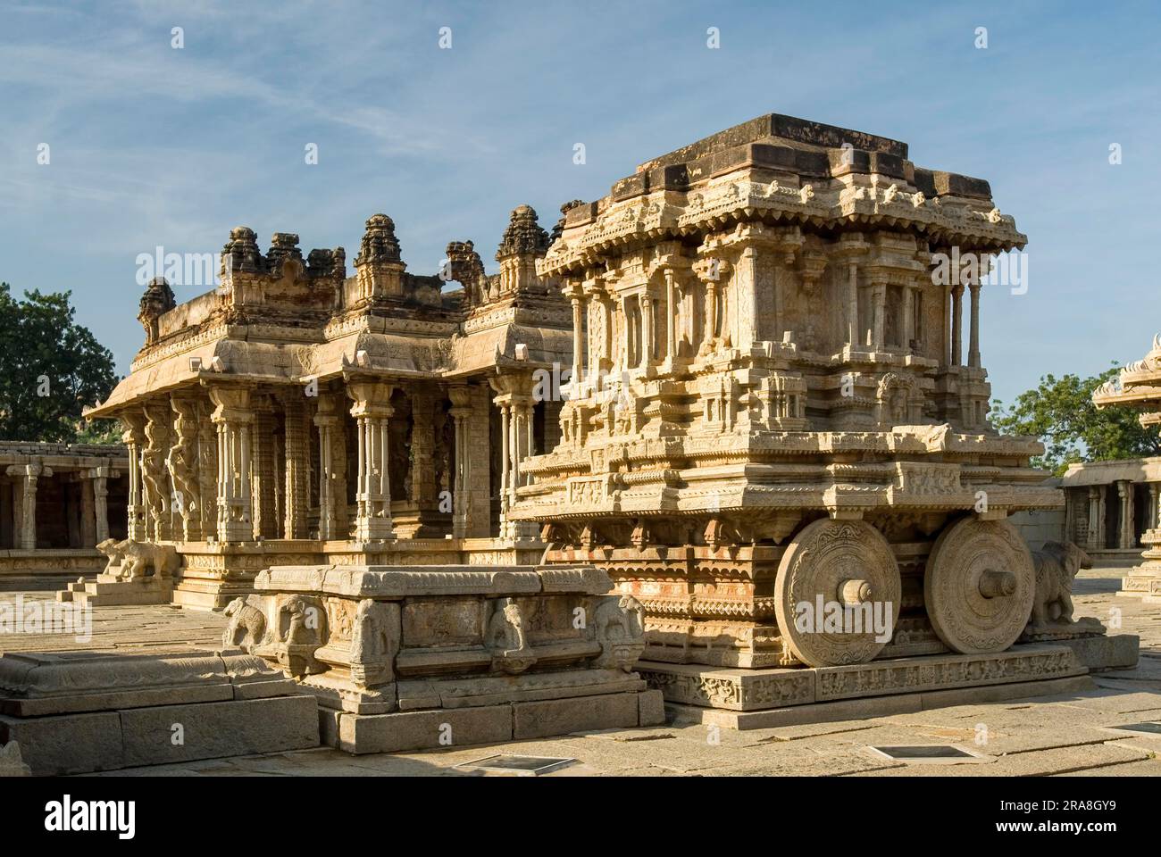 Bajana Mandap et char en pierre au temple de Vitthala construit au 15th ...