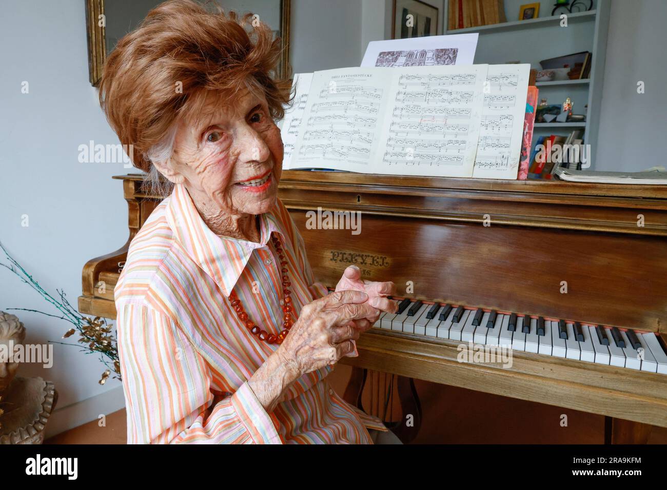 Colette maze Banque de photographies et d’images à haute résolution - Alamy