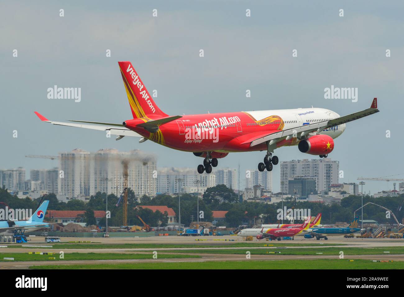 Saigon, Vietnam - 28 juin 2023. VN-A811 VietJetAir Airbus A330-300 atterrissage à l'aéroport de ...