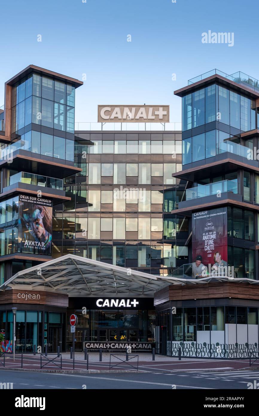 Entrée au siège social de Canal+, une chaîne de télévision privée à la ...