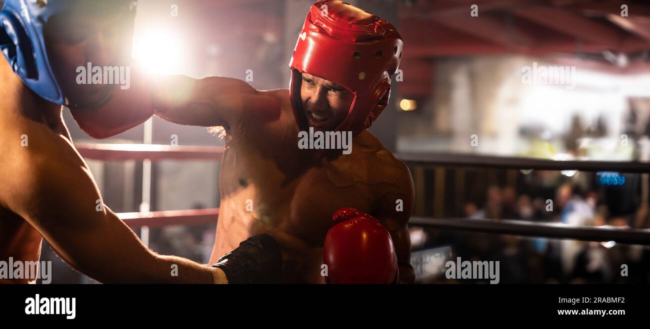 Deux boxers athlétiques et musclés avec casque de sécurité ou protège ...