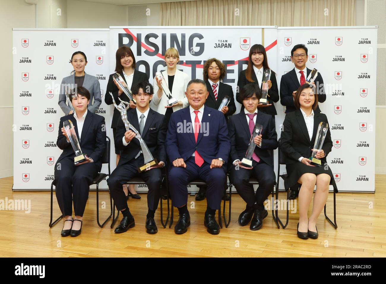 (Haut G-D) Yoshimi Yamashita, Tsubaki Miki, Misaki Emura, Taiga Hasegawa, Saki Baba, Hideki ...