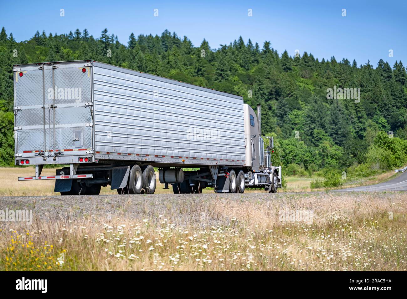 Grand capot de rig beige de qualité industrielle semi-camion classique ...