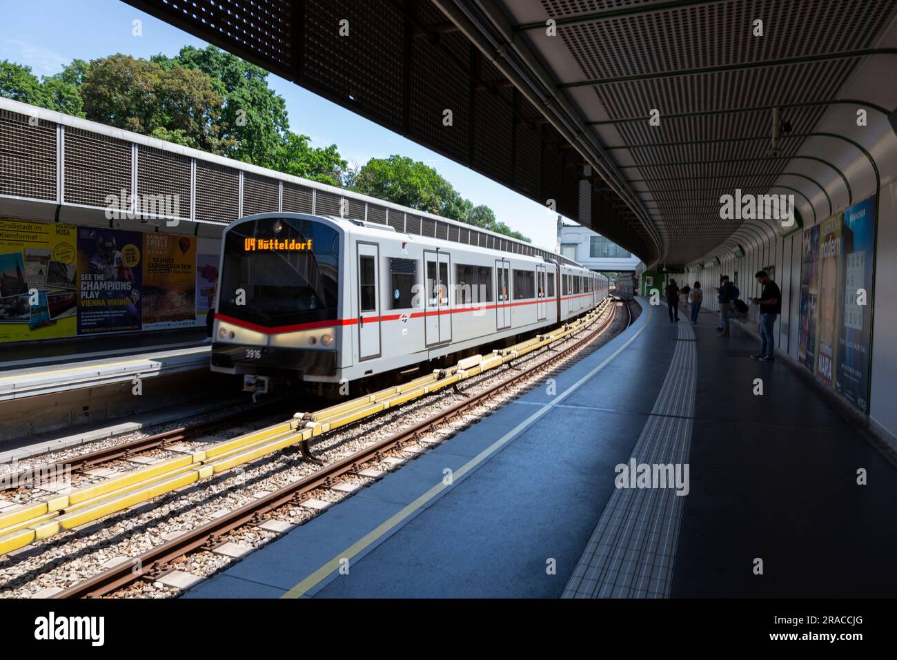 VIENNE, AUTRICHE - 13 JUIN 2023 : vue sur la station de métro Hietzing ...