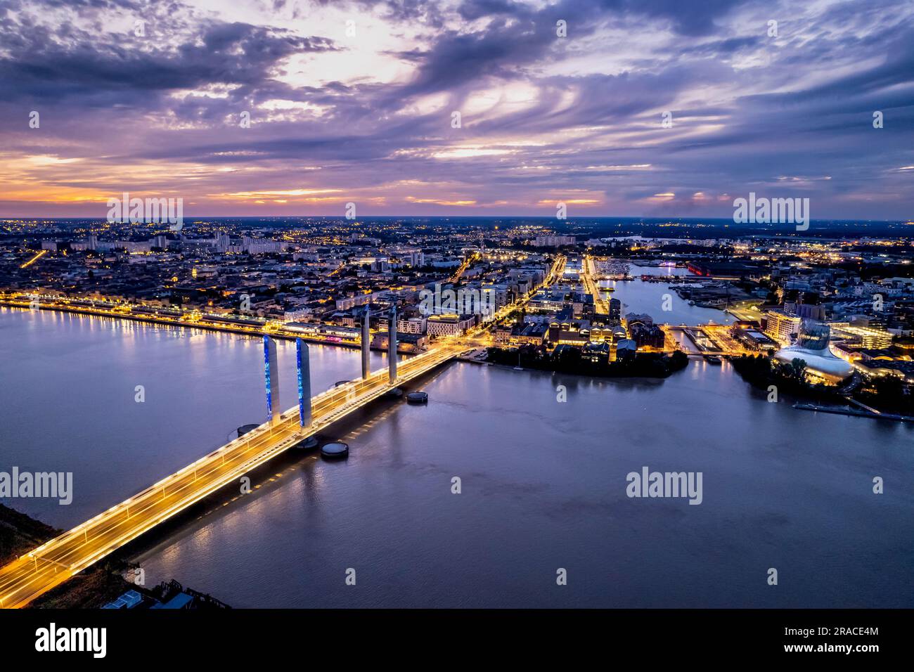 FRANCE. GIRONDE (33) BORDEAUX. VUE AÉRIENNE AU CRÉPUSCULE DU PONT DE ...