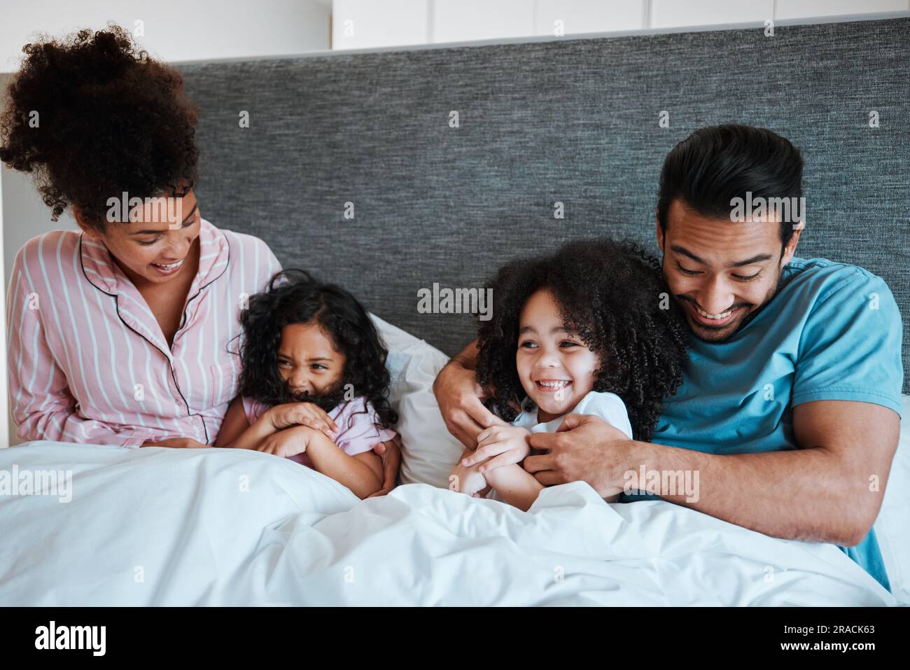 L'amour, le collage et les enfants qui se pond avec leurs parents dans ...