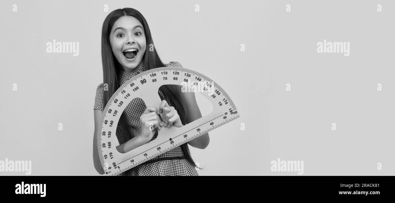 surprise enfant étudiant mathématiques dans l'école tiennent maître ...