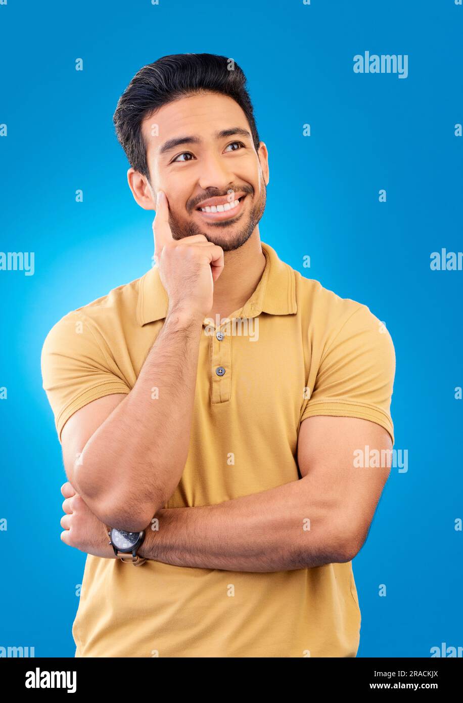 Réflexion, studio ou remue-méninges, sourire ou heureux pour la mémoire ...