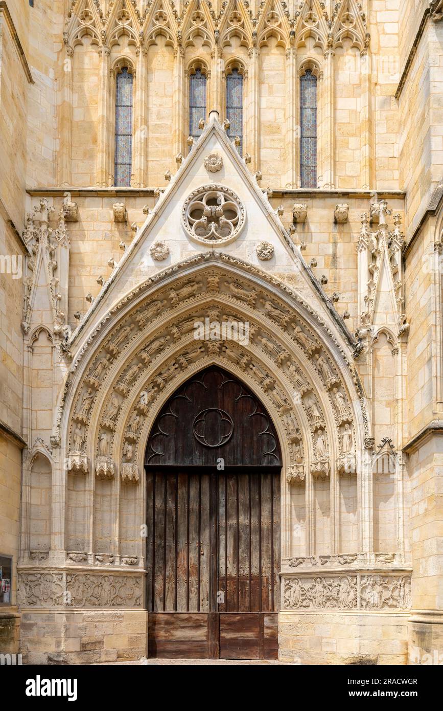 Portail sud de la cathédrale de Bordeaux depuis la place Pey Berland ...