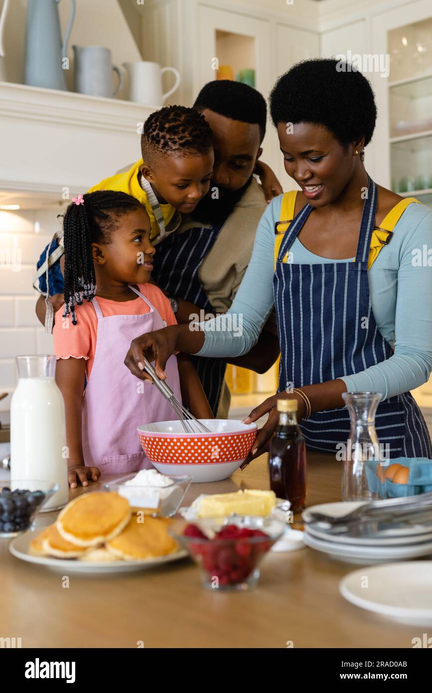 Père afro-américain avec son fils et sa fille regardant la mère ...
