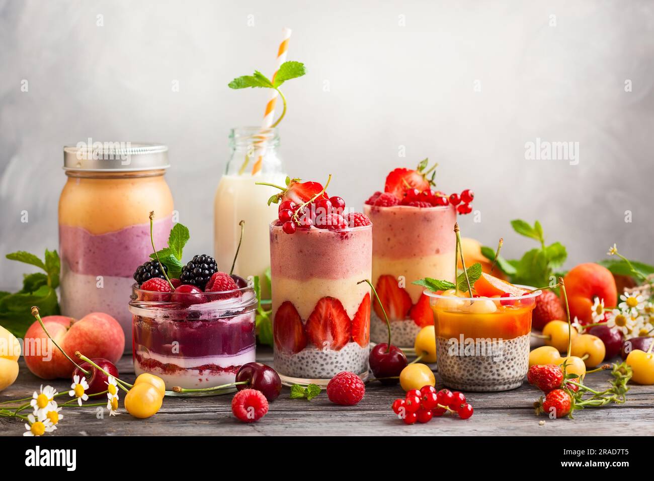 Idées de repas propres pour le petit déjeuner ou le snack. Assortiment de smoothies aux fruits ...