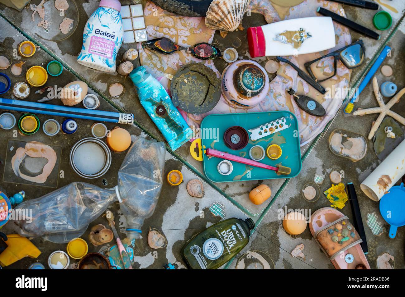 collage assemblé à partir de déchets de plastique trouvés dans la mer ...