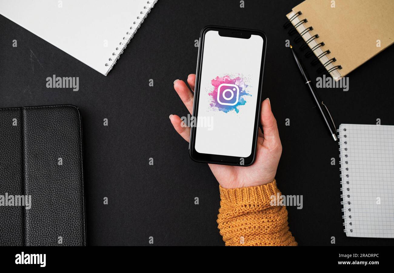 Sur cette photo, le logo Instagram apparaît à l'écran. Logo Instagram sur fond noir ou blanc ...