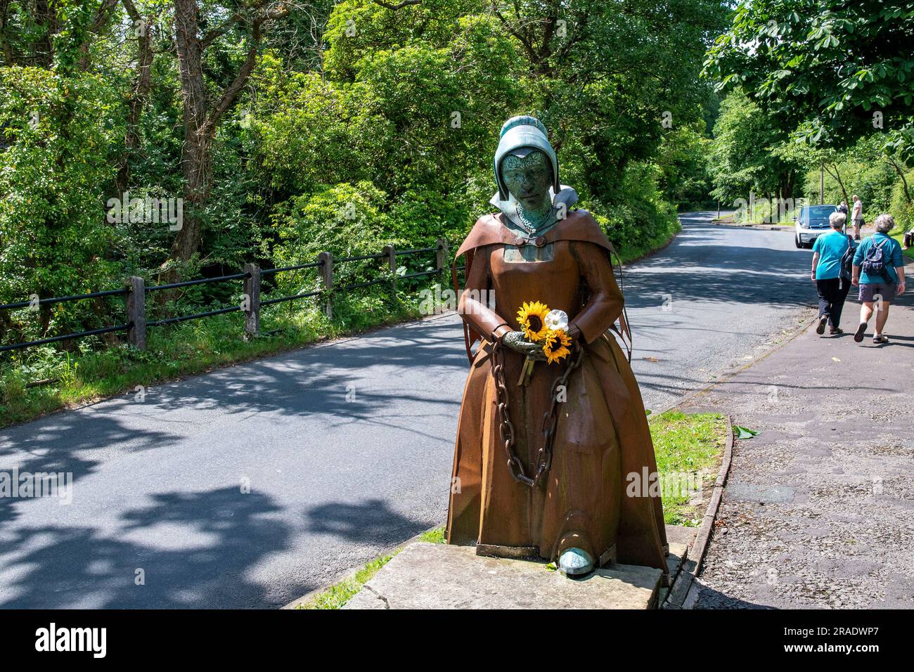 La statue d'Alice Rutter dans le village de Roughlee pour commémorer ...