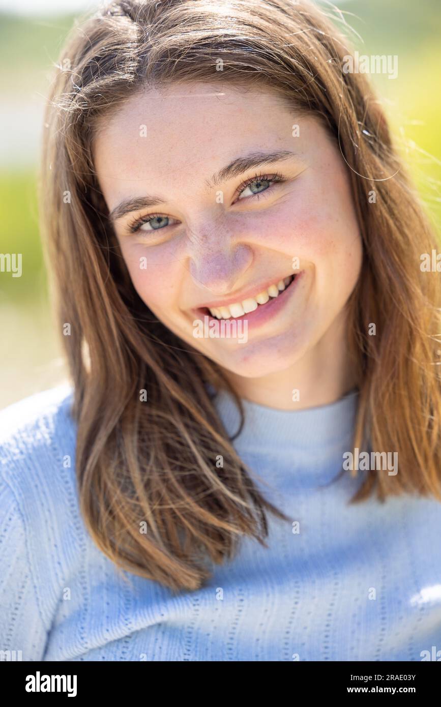 Radiance de la nature : Portrait captivant d'une brune douce dans les grands espaces, portrait ...