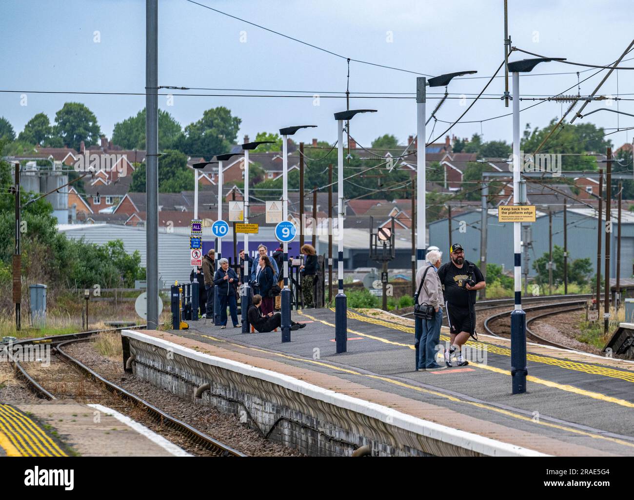 Les passagers et les voyageurs attendaient un train à la gare de ...