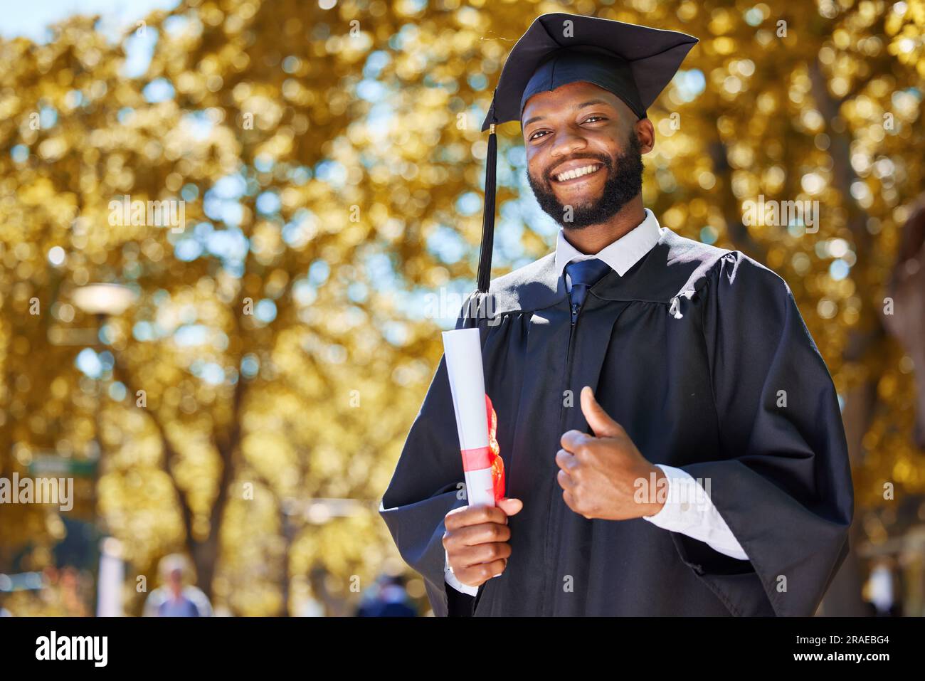 Un portrait de remise des diplômes, un pouce et un homme ou un étudiant ...