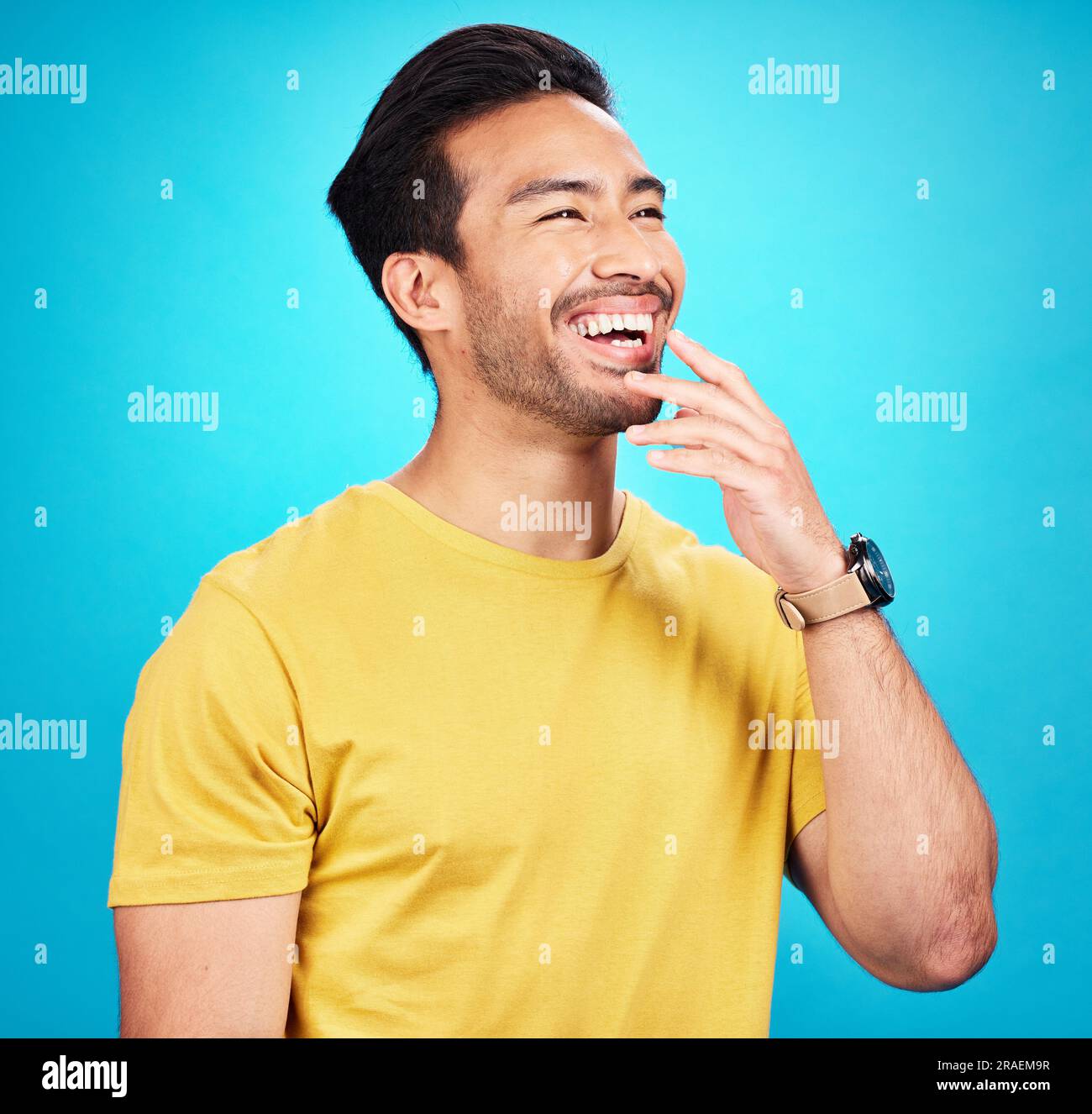 L'homme, rire et penser à une idée drôle pour la comédie, la blague ou ...