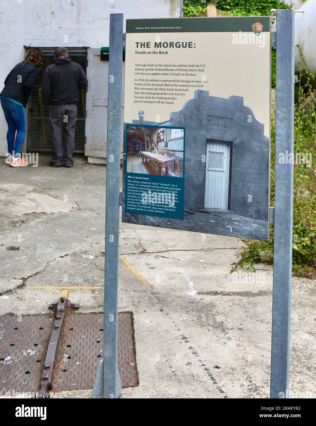 La mort de la morgue sur le rocher construit dans un tunnel de l'ère de ...