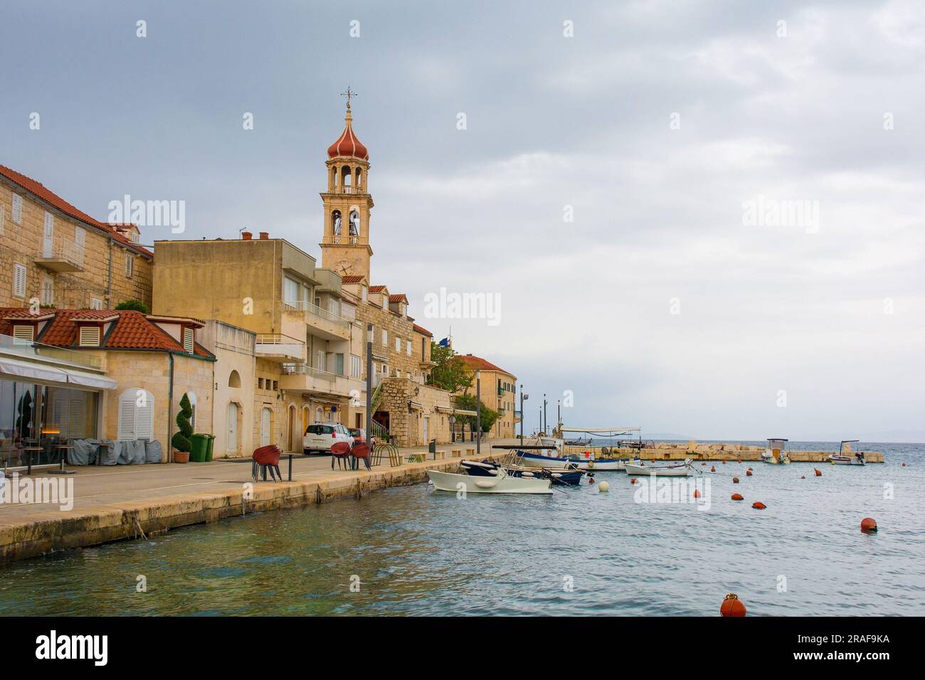 Le front de mer du village historique de Sutivan sur l'île de Brac en ...
