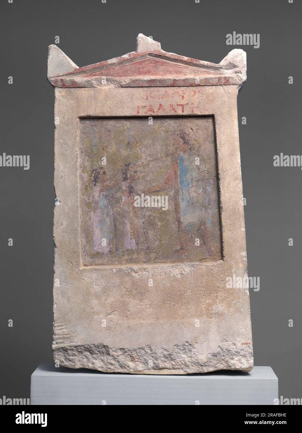 Dalle funéraire en pierre peinte avec un soldat et deux filles 275 BC ...