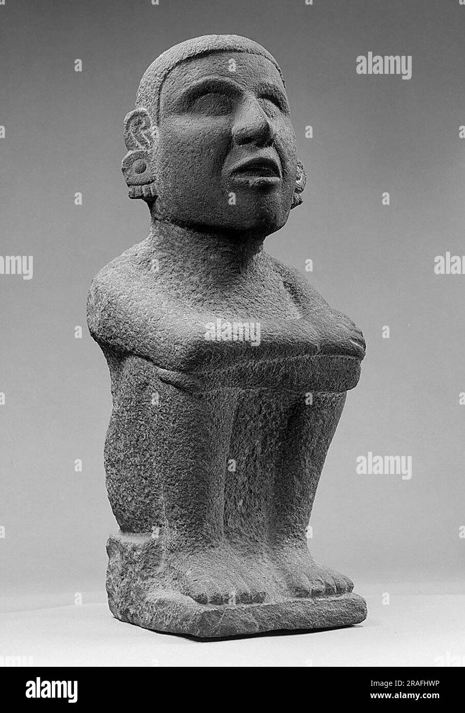 Sculpture homme assis Banque d'images noir et blanc - Alamy