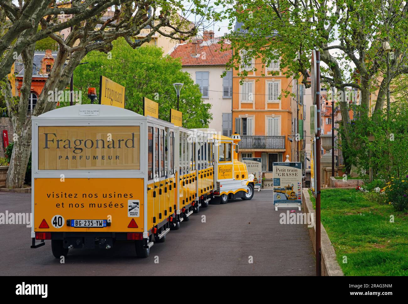 GRASSE, FRANCE -17 avril 2023 - vue sur le petit train touristique ...