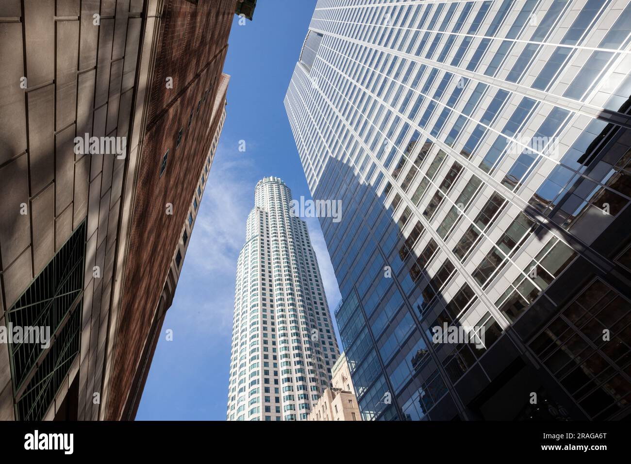 L'US Bank Building entre l'hôtel Millenium Biltmore et la Gas Company ...